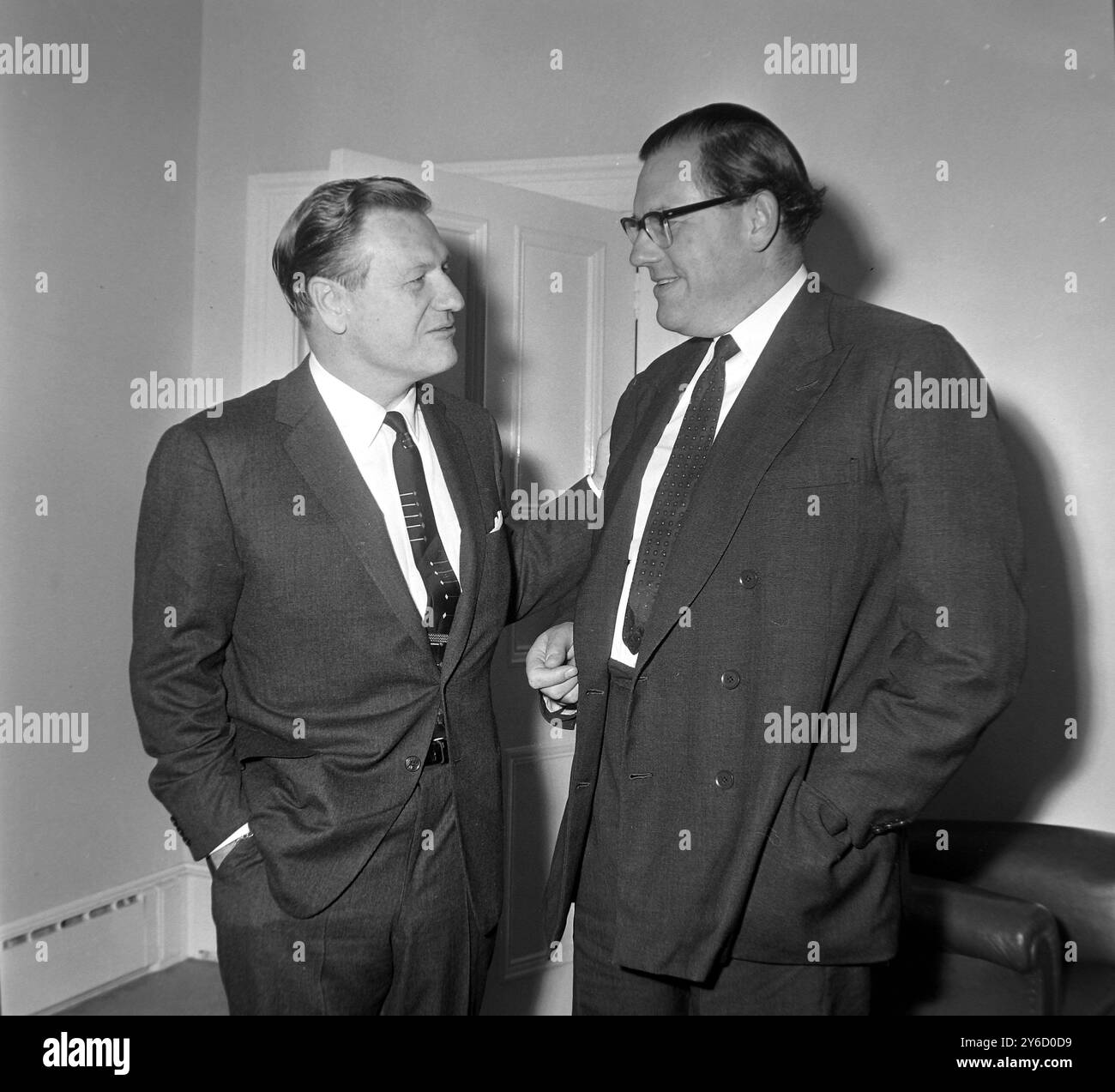 GOVERNOR NELSON ROCKEFELLER MEETS REGINALD MAULDING IN LONDON ; 26 ...