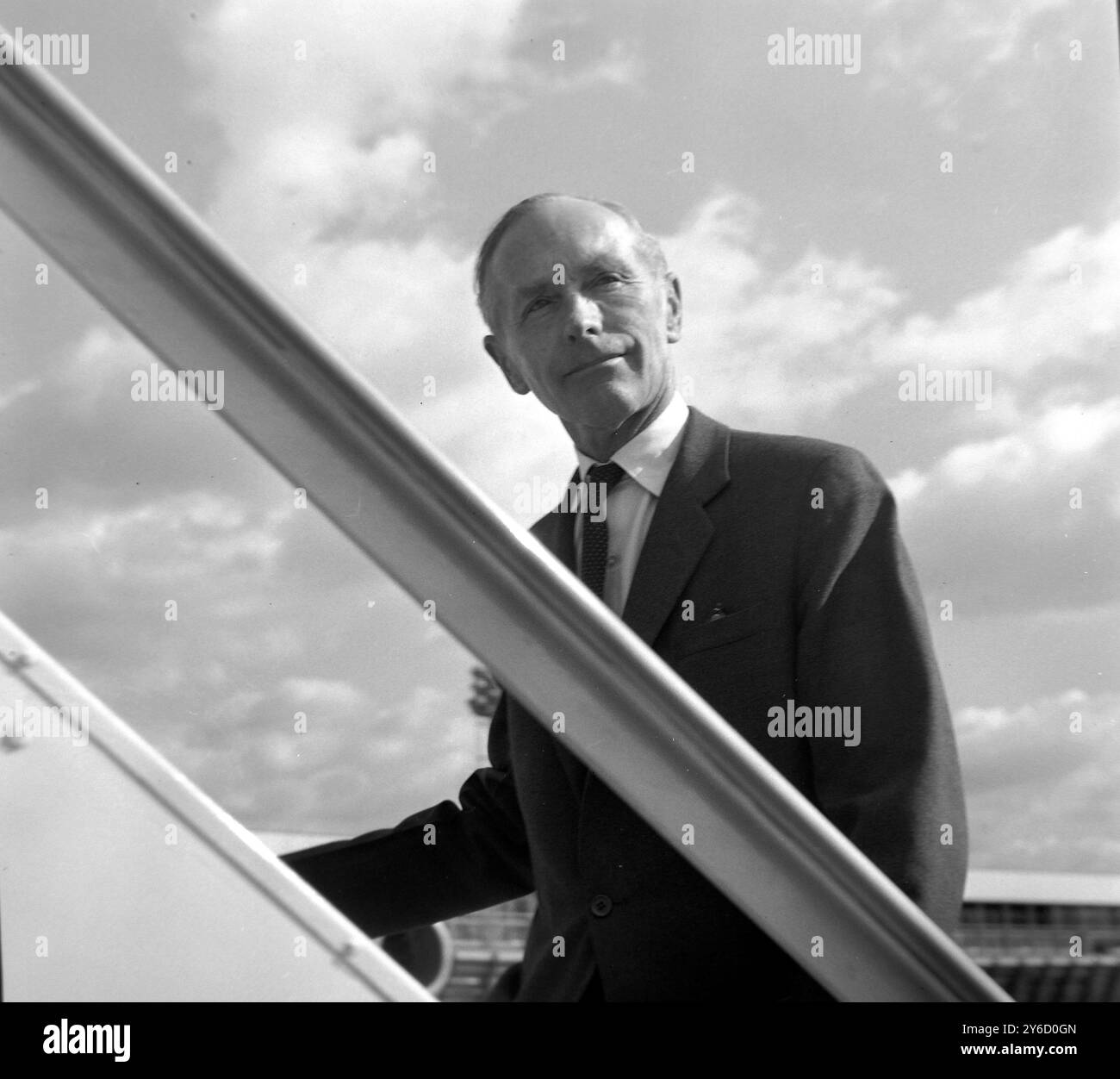 LORD HOME A DOUGLAS AT LONDON AIRPORT OFF TO NEW YORK / ; 25 SEPTEMBER ...