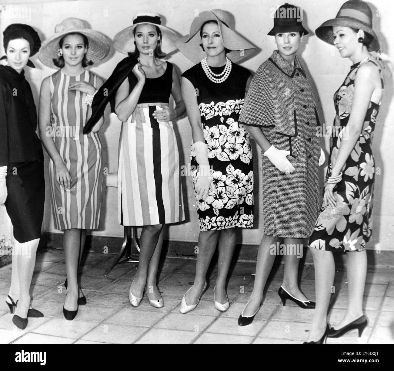 MANNEQUINS CARLTON TOWER FASHION SHOW ; 24 SEPTEMBER 1963 Stock Photo ...