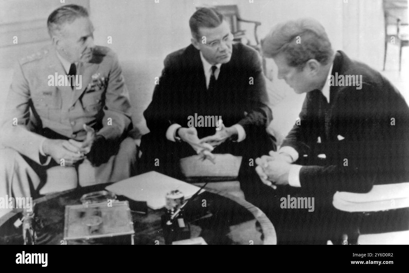 US AMERICAN PRESIDENT JOHN F KENNEDY JFK WITH ROBERT MCNAMARA AND ...