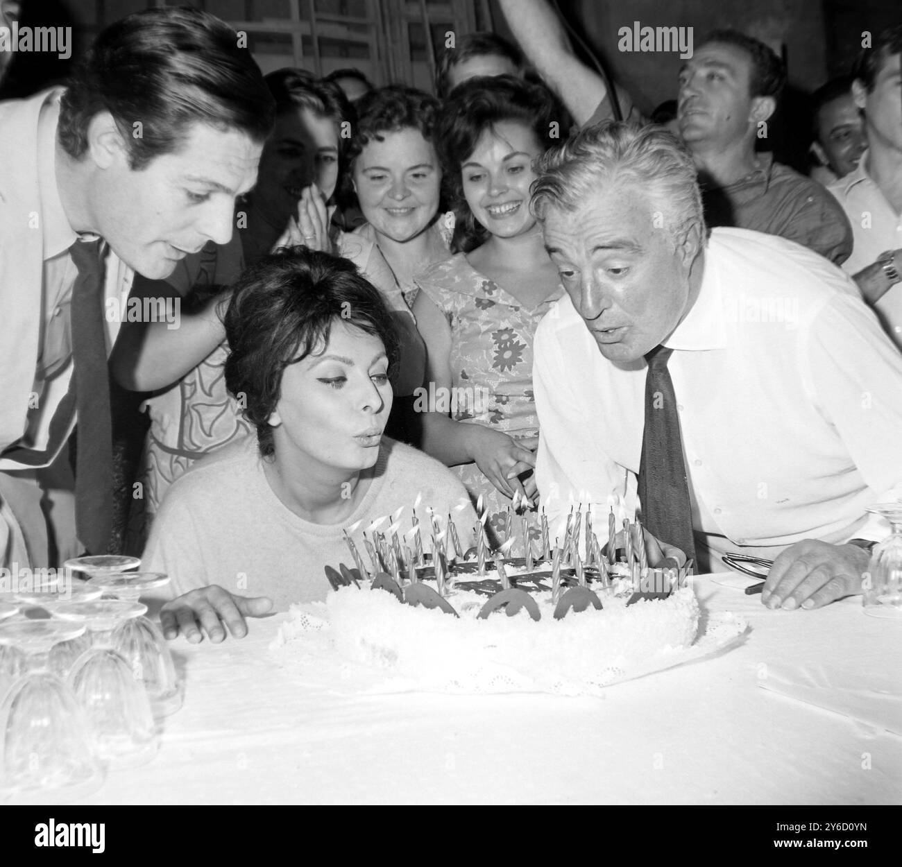 22 SEPTEMBER 1963 SOPHIA LOREN WITH A BIRTHDAY CAKE TO CELEBRATE HER ...