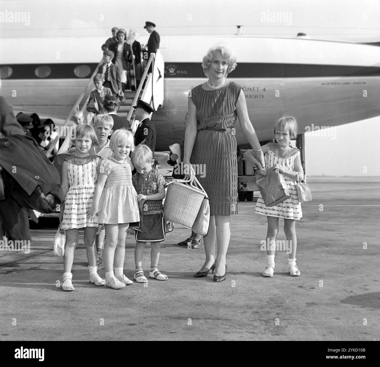 EVACUEES AUSTRALIAN FAMILY AND FRIEND FROM INDONESIA ARRIVE IN LONDON ...