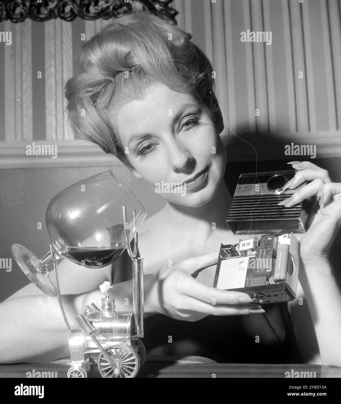 BERYL GROOM MODEL CAFE ROYAL DEMONSTRATES GADGETS / ; 19 SEPTEMBER 1963 ...