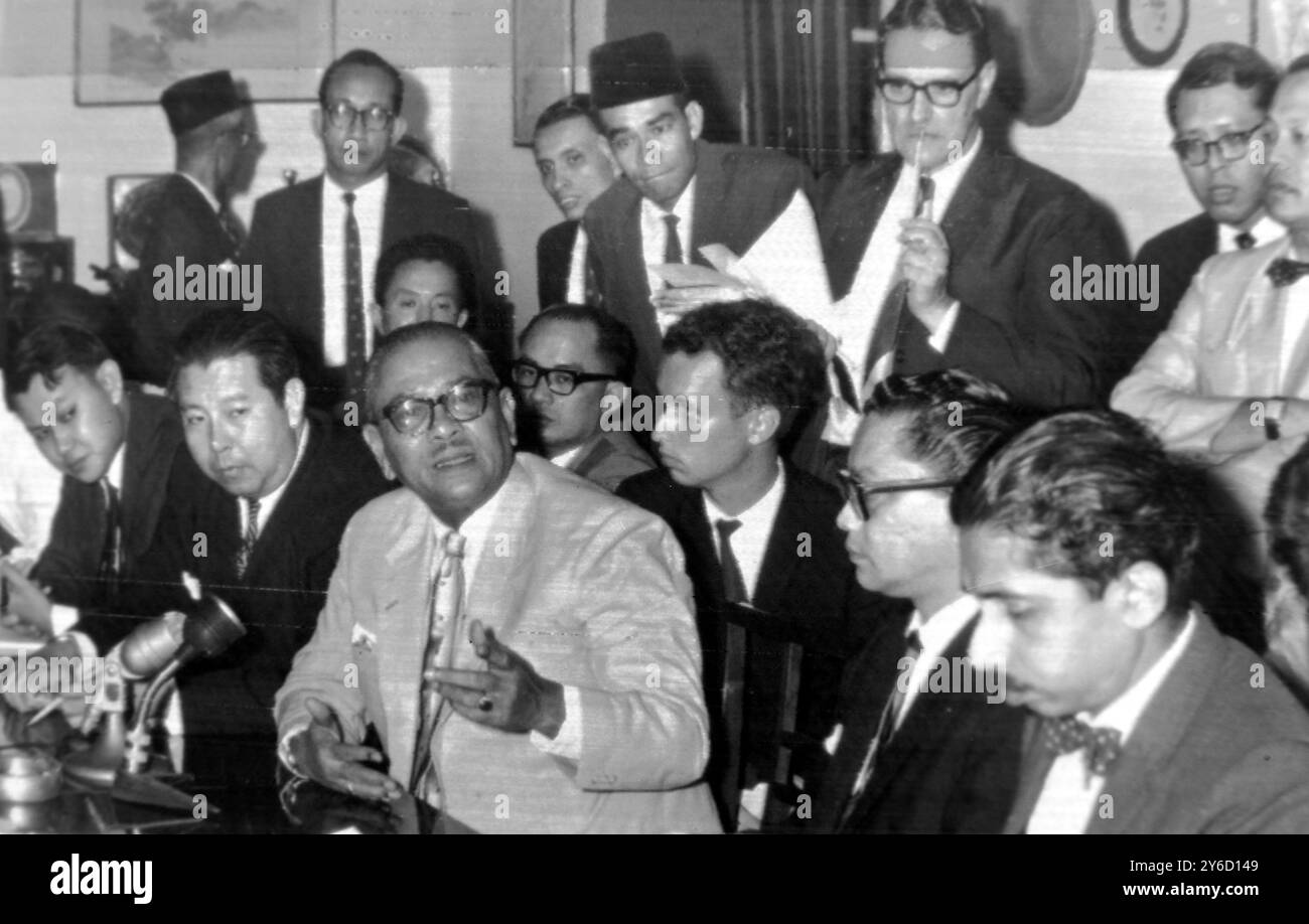 MALAYSIAN PREMIER TUNKU RAHMAN WITH PRESS IN KUALA LUMPUR / ; 18 ...