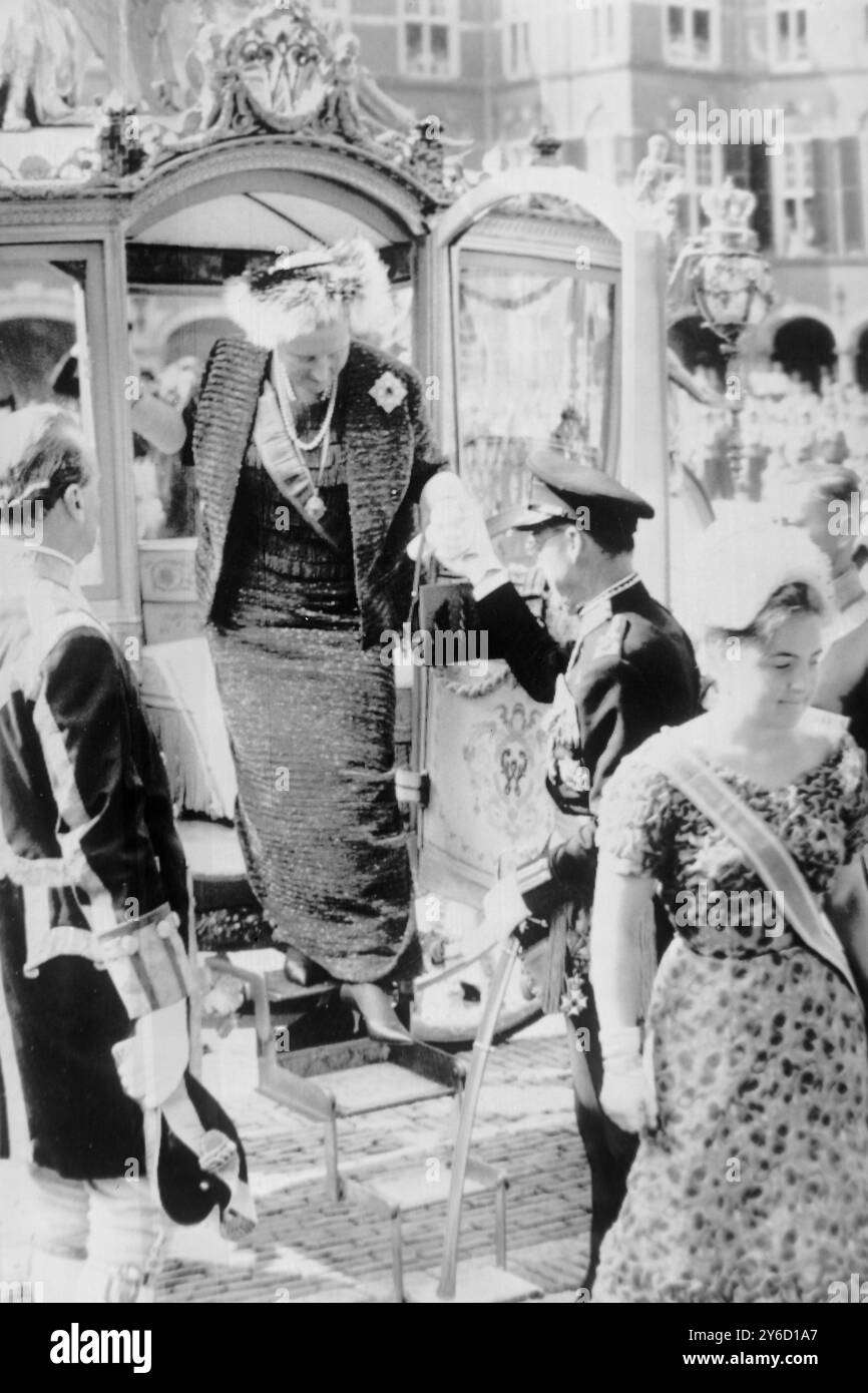 QUEEN JULIANA WITH FAMILY AT OPENING OF PARLIAMENT IN HOLLAND ; 17 ...