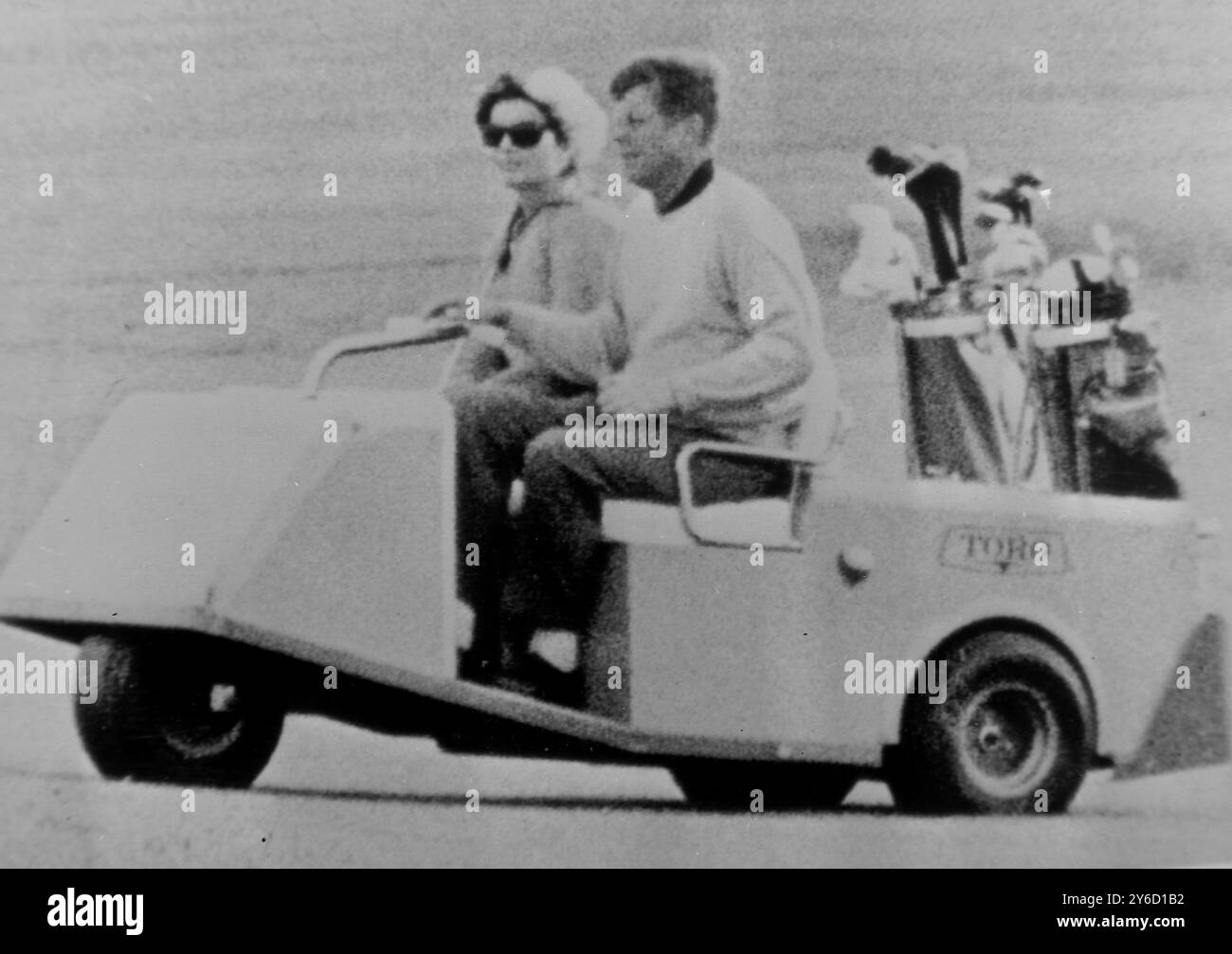 US AMERICAN PRESIDENT JOHN F KENNEDY JFK WITH WIFE JAQUELINE IN GOLF ...