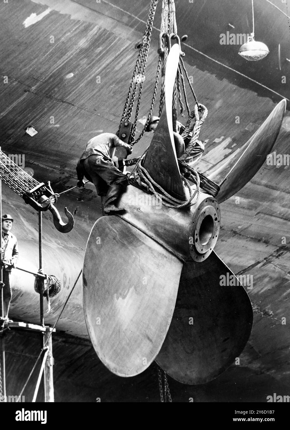 SHIPS SS SHALOM GIAN PROPELLORS LOWERED IN FRANCE ; 17 SEPTEMBER 1963 ...