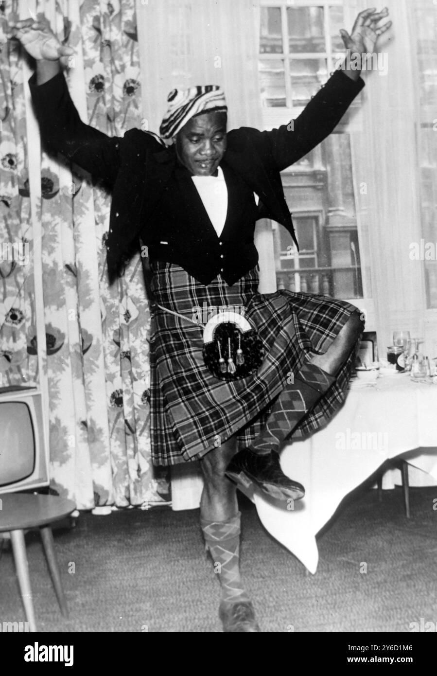 BOXER SONNY LISTON IN SCOTTISH COSTUME HIGHLAND FLING IN GLASGOW / ; 13 ...