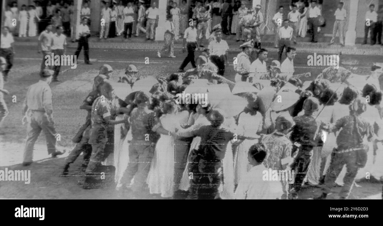 VIETNAM WAR GOVERNMENT ENCIRCLE GIRL STUDENTS DURING DEMONSTRATION IN ...