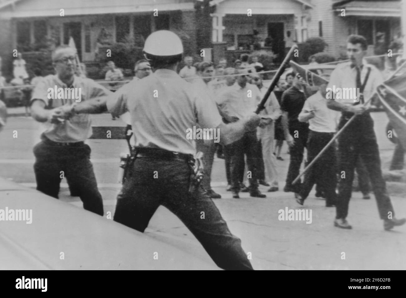 RACIAL SEGREGATION POLICEMAN BRINGS THINGS UNDER CONTROL IN BIRMINGHAM ...