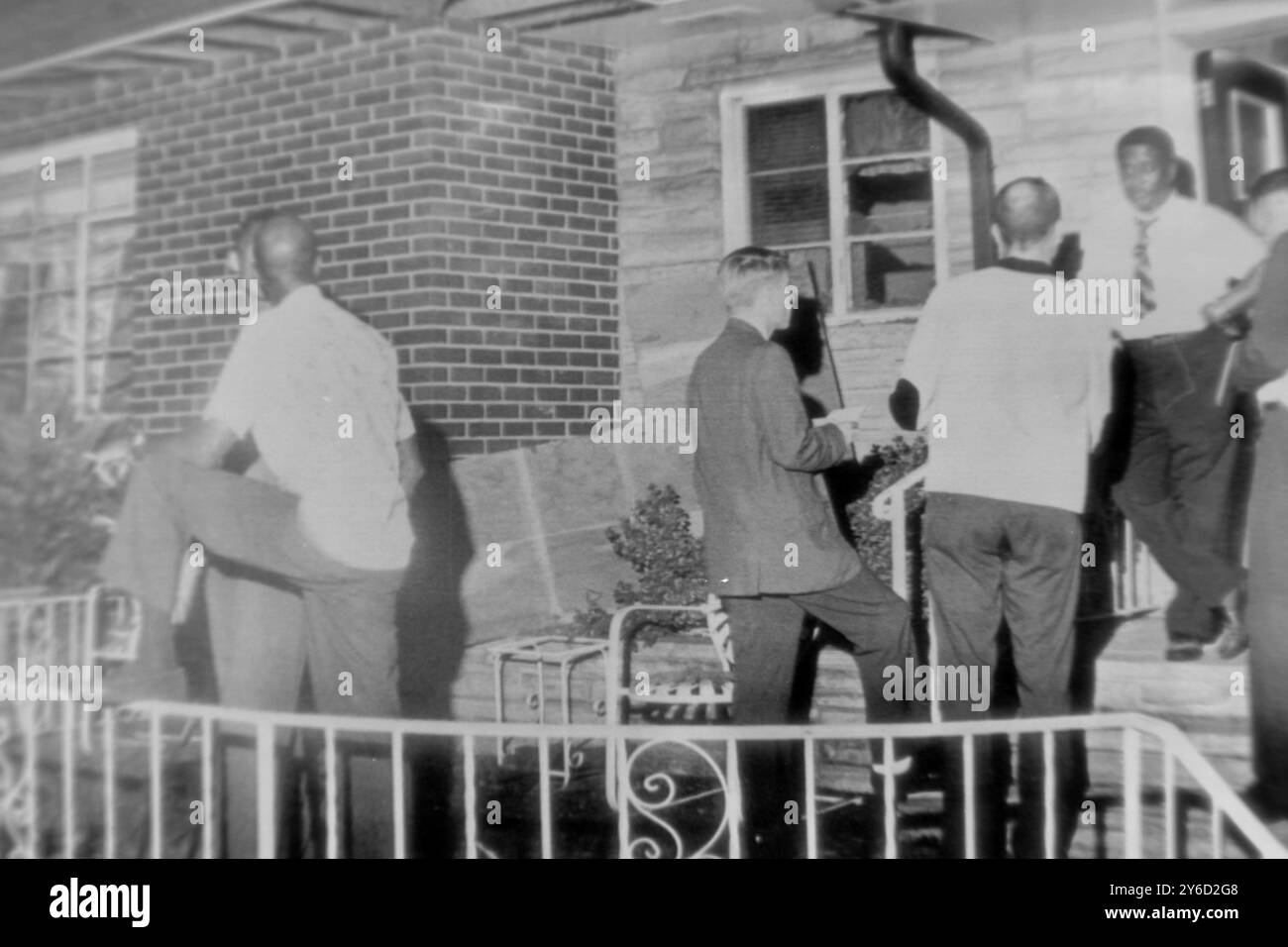 RACIAL SEGREGATION POLICEMAN BRINGS THINGS UNDER CONTROL IN BIRMINGHAM ...