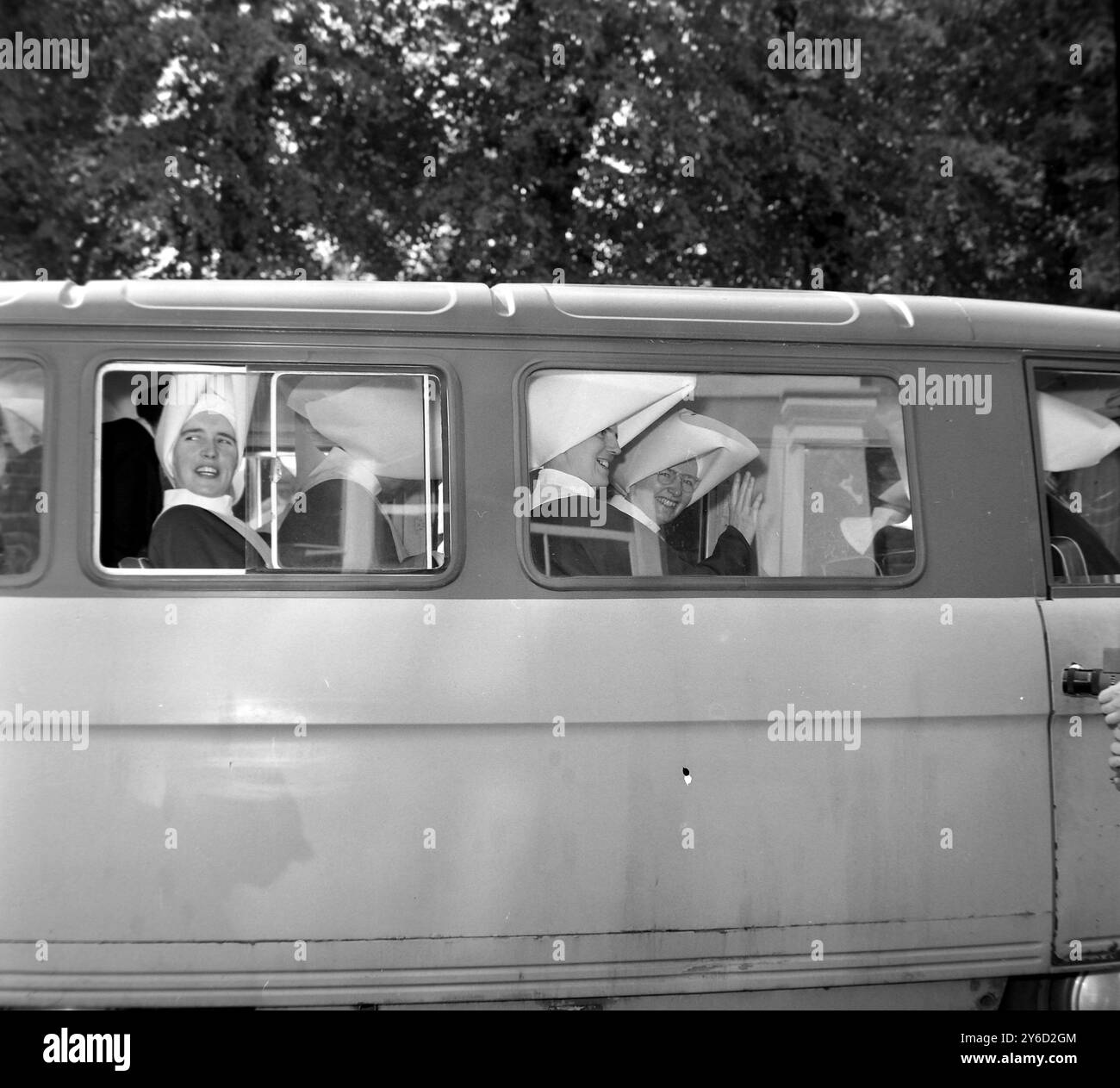 SPECIAL UNIVERSE SISTERS NOVICES AIRPORT BUS ; 6 SEPTEMBER 1963 Stock ...