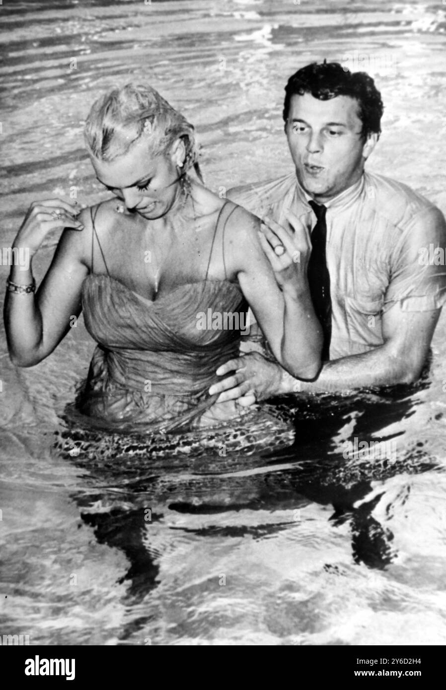 JOHN ASHLEY WITH EVA SIX IN CALIFORNIA SWIMMING POOL / ; 7 SEPTEMBER 1963 Stock Photo - Alamy