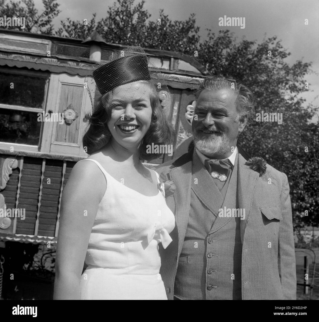 SVEN BERLIN WEDS JULIA LENTHALL IN LYMINGTON / ; 7 SEPTEMBER 1963 Stock ...