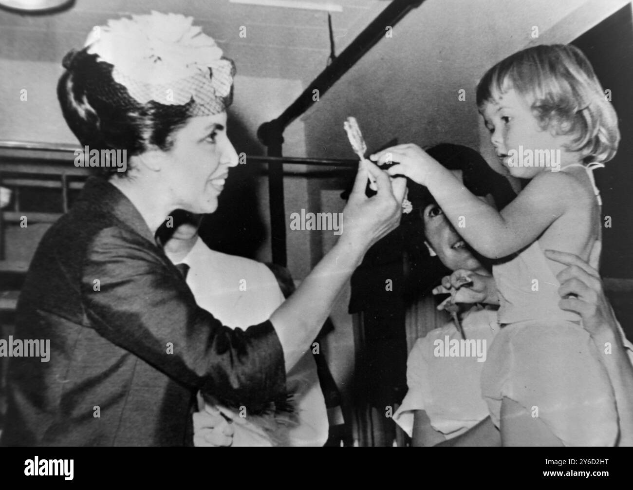 QUEEN HOMAIRA WITH CHILD ELLIOTT COURTNEY IN WASHINGTON / ; 6 SEPTEMBER ...