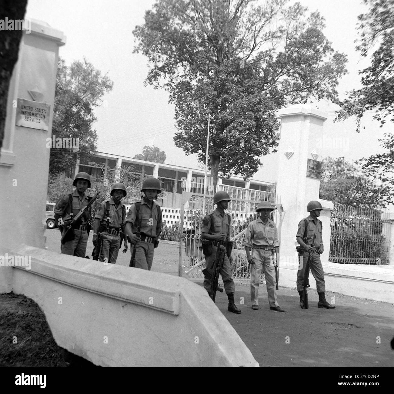 VIETNAM WAR SOUTH VIETNAMESE TROOPS OUTSIDE US INFORMATION SERVICE IN ...