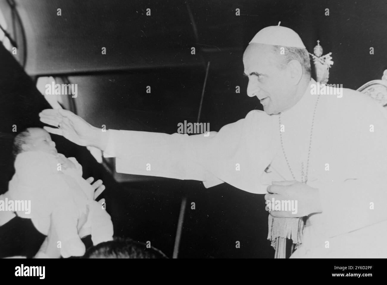 POPE PAUL VI ON GESTATORIAL THRONE BLESSES CROWDS IN ITALY / ; 5 ...