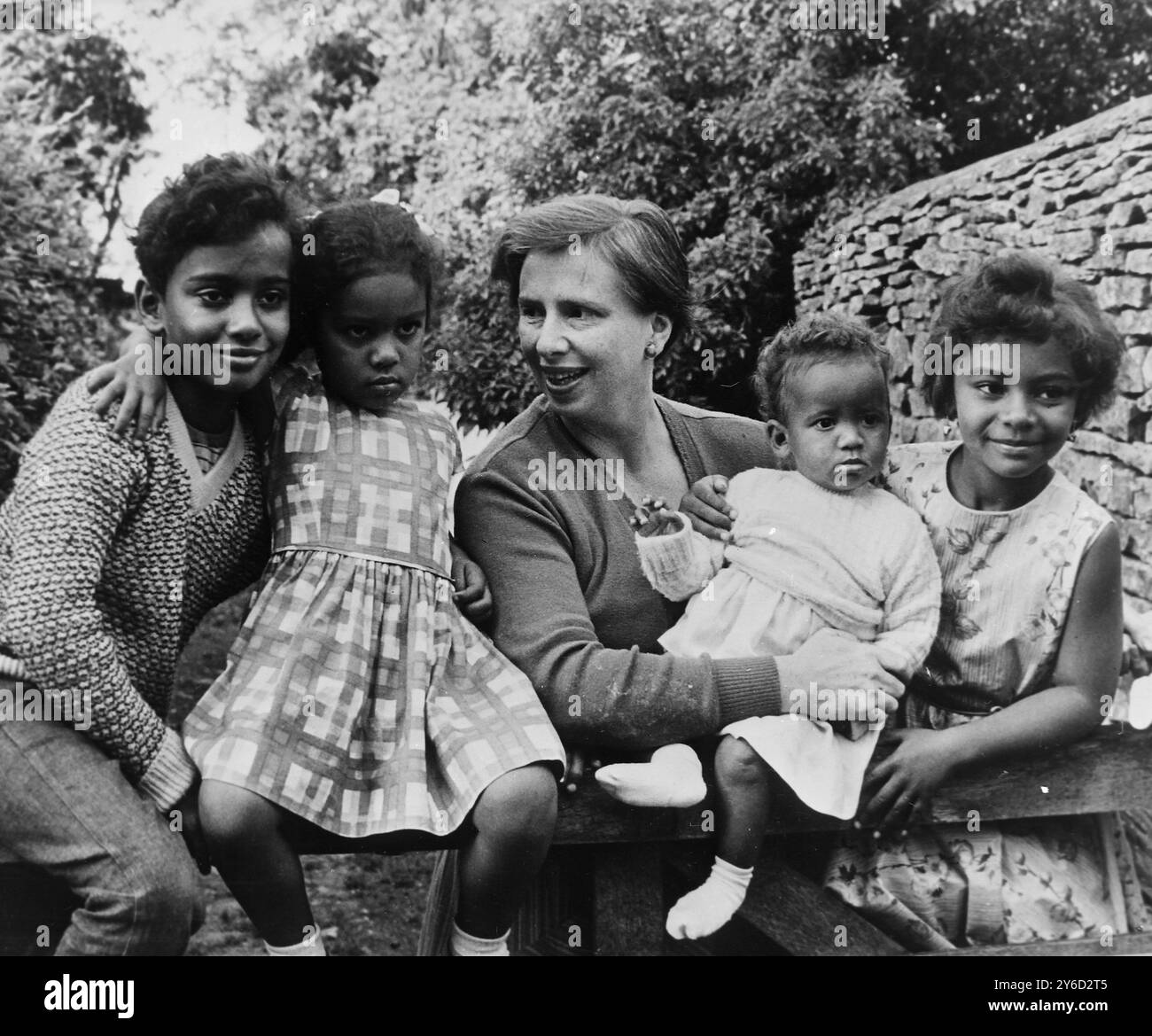 DAME ISOBEL CRIPPS WITH DAUGHTER PEGGY APPIAH AND MRS APPHIAH CHILDREN ...