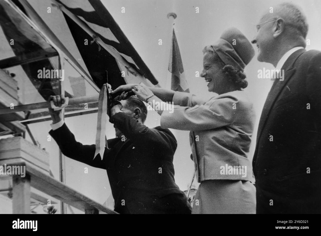 FREDERICK ERROLL CUTS GIANT CAKE TO OPEN BRITISH EXHIBITION IN ZURICH ...