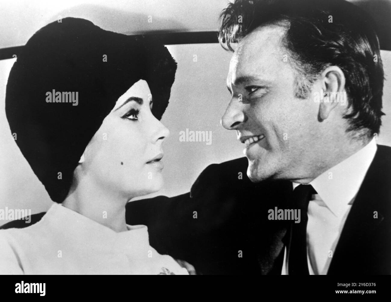 31 AUGUST 1963 ELIZABETH TAYLOR AND RICHARD BURTON DURING A SCENE FROM ...