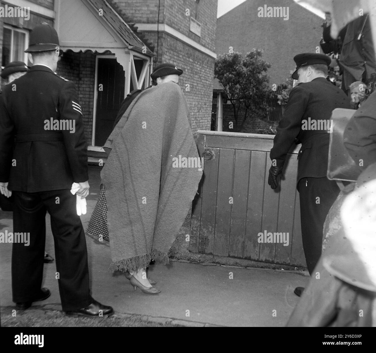 GREAT TRAIN ROBBERY WOMAN LEAVER COURT IN LINSLADE HANDCUFFED HEAD ...