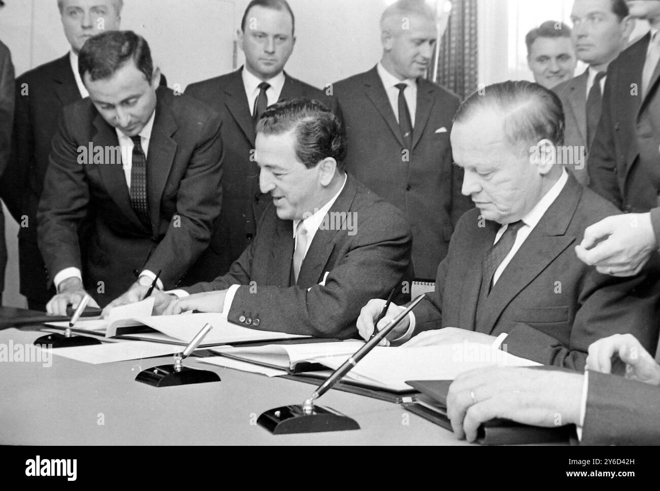 Aid agreement Black and White Stock Photos & Images - Alamy