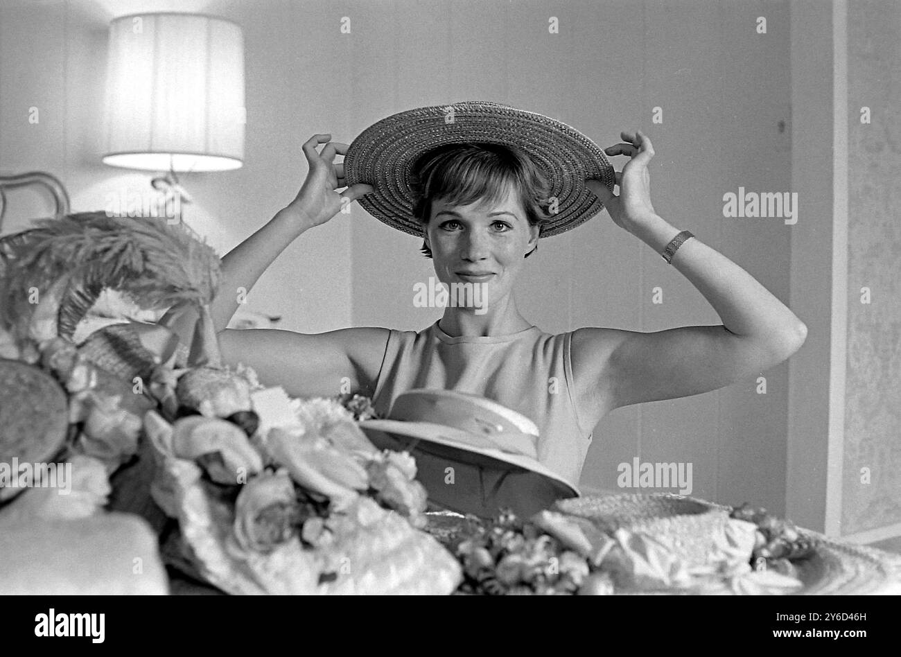 23 AUGUST 1963 JULIE ANDREWS AT HER HOME IN HOLLYWOOD, LOS ANGELES ...