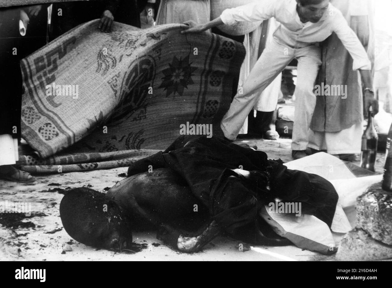 BUDDHISTS CHARRED BODY OF THICH THANT DIEU - DIED FROM FIRE IN HUE ...