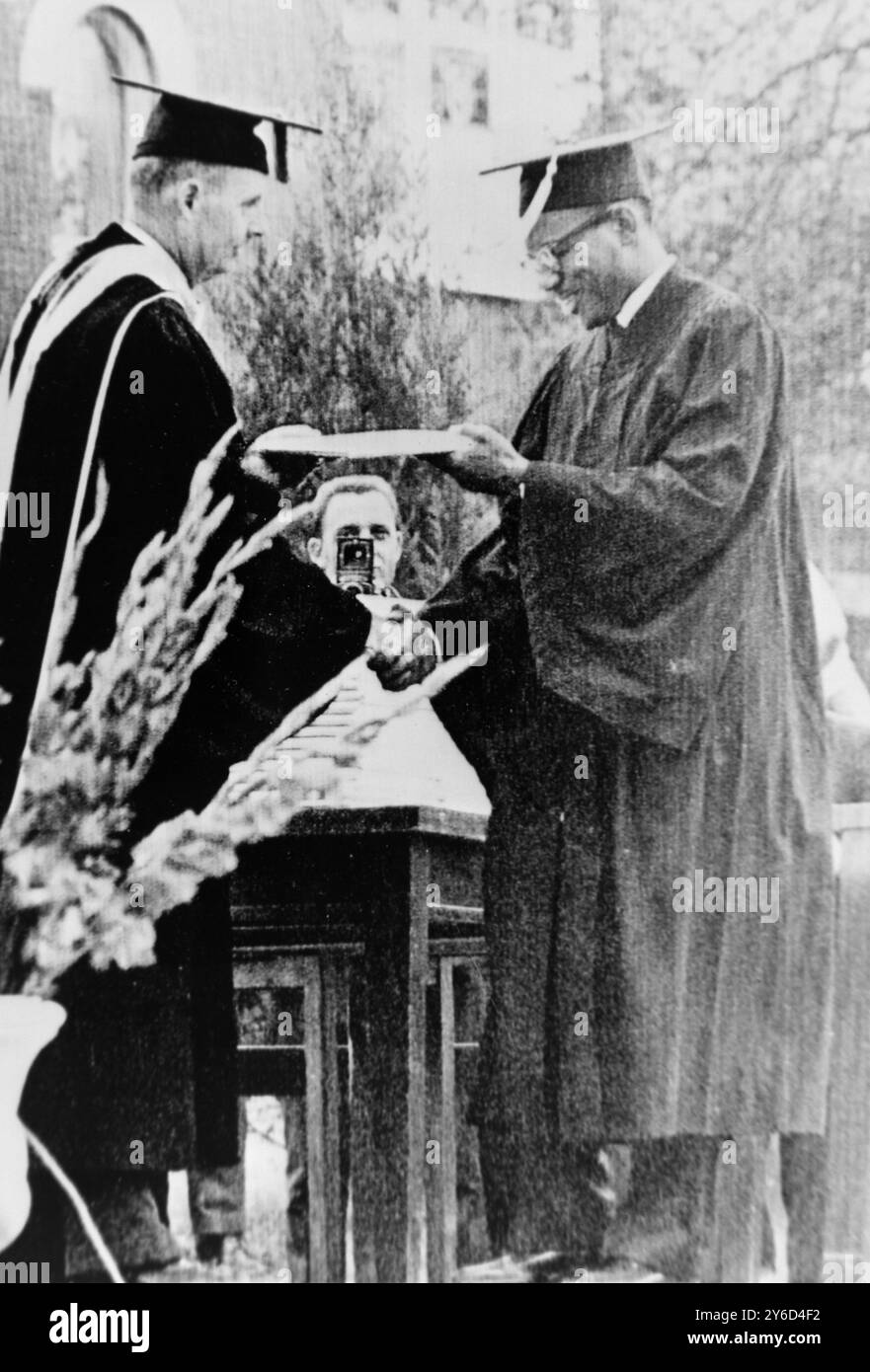 JAMES MEREDITH BLACK STUDENT GETS A DEGREE IN OXFORD, MISSISSIPPI ...