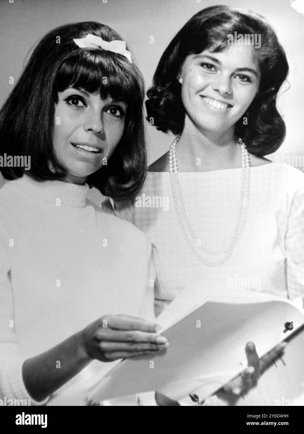 CLAUDIA MARTIN AND NANCY SINATRA IN HOLLYWOOD / ; 17 AUGUST 1963 Stock ...