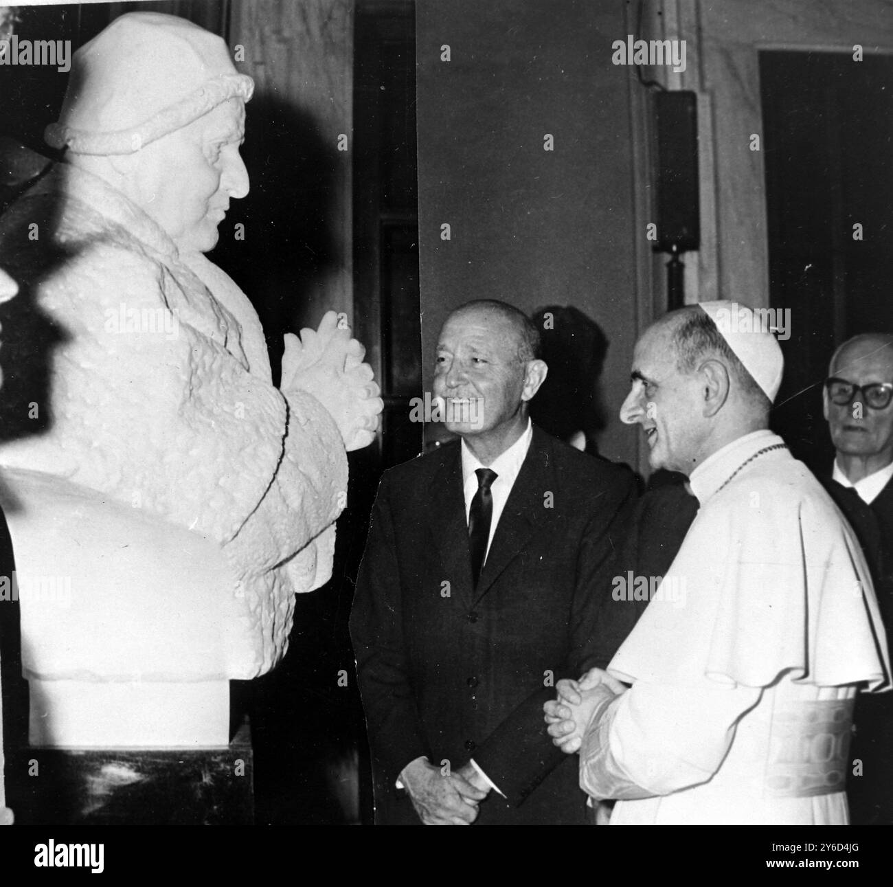 POPE PAUL VI LOOKING AT THE STATUE OF HIMSELF BY SCULPTOR ANTONIO BERTI ...