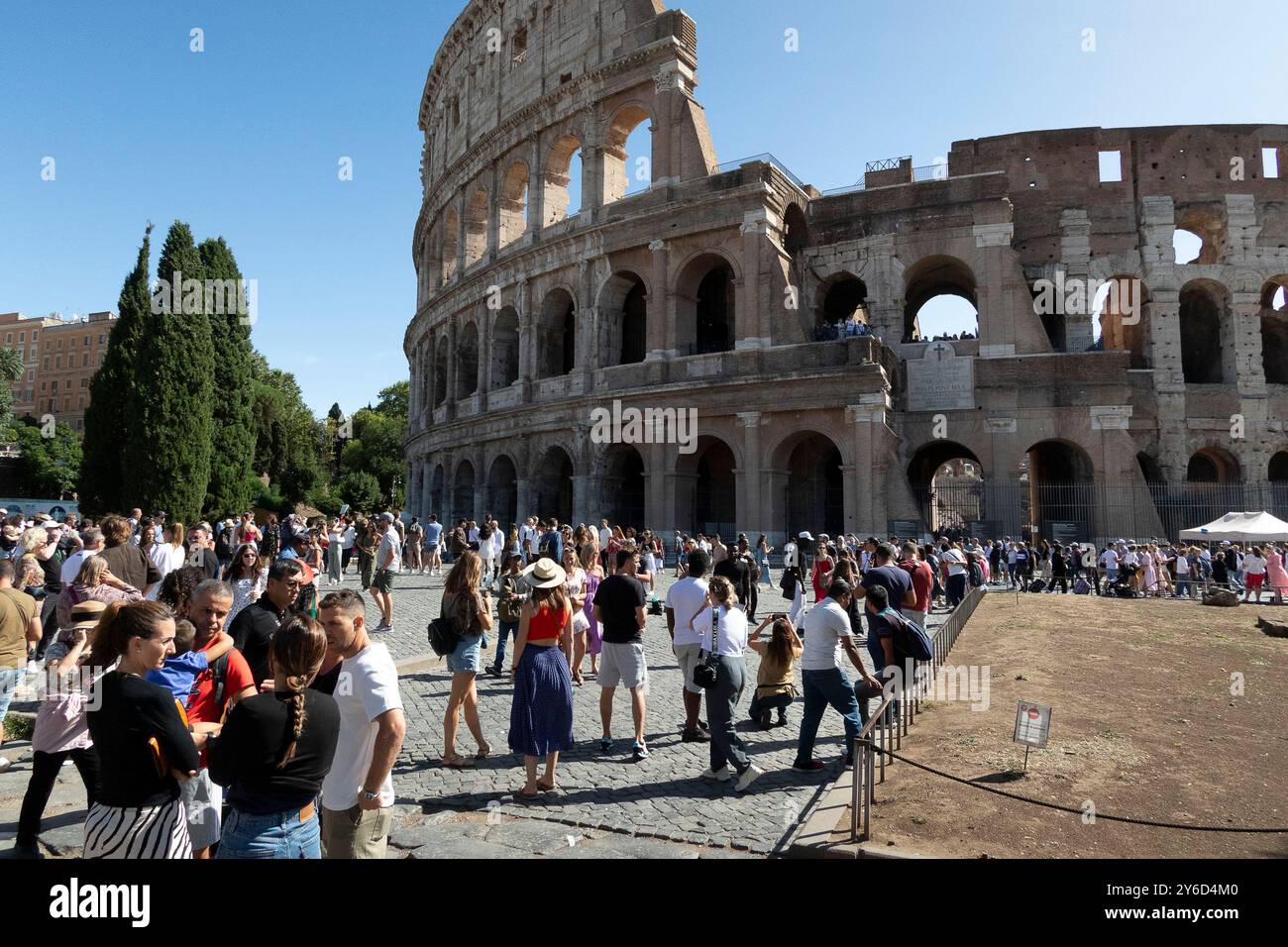 Italy, Rome: crowd in front of the Colosseum (or Coliseum Stock Photo ...