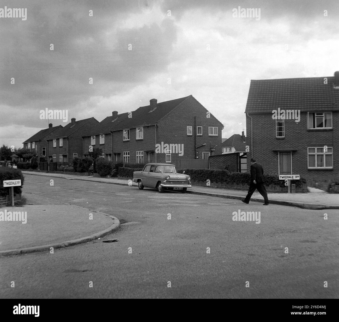 ROBBERIES TWEEDALE RD WHERE POLICE CAUGHT MEN - POLICE WORKING ON TRAIN ...