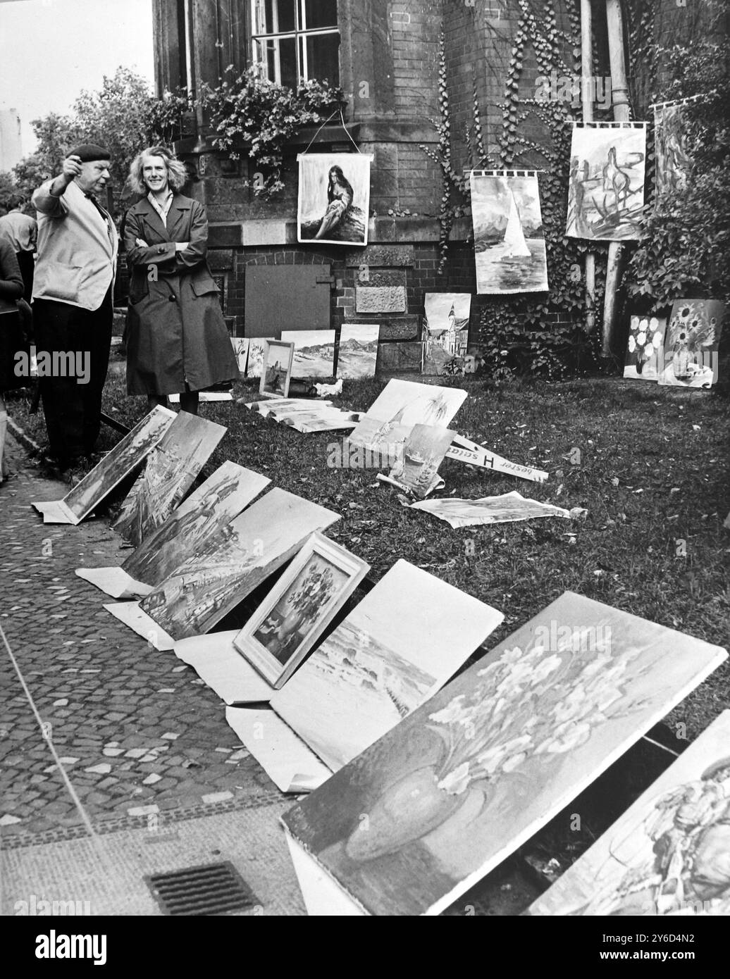 PAVEMENT ART IN WEST BERLIN ; 15 AUGUST 1963 Stock Photo - Alamy