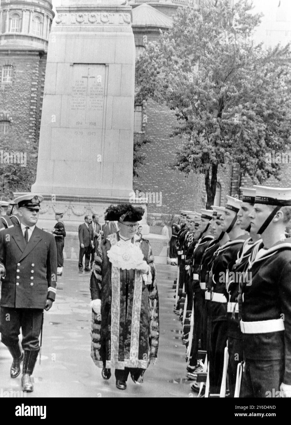 THE LORD MAYOR OF LONDON RALPH PERRING AND LIEUTANT ROBIDA LAY WREATH ...