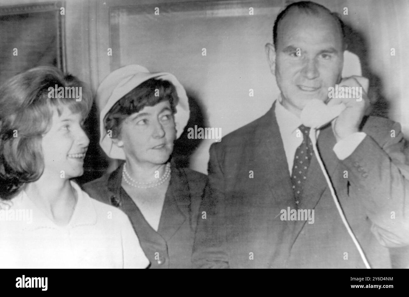 EDWARD LAYCOCK WITH WIFE AND DAUGHTER IN HANOVER / ; 15 AUGUST 1963 ...