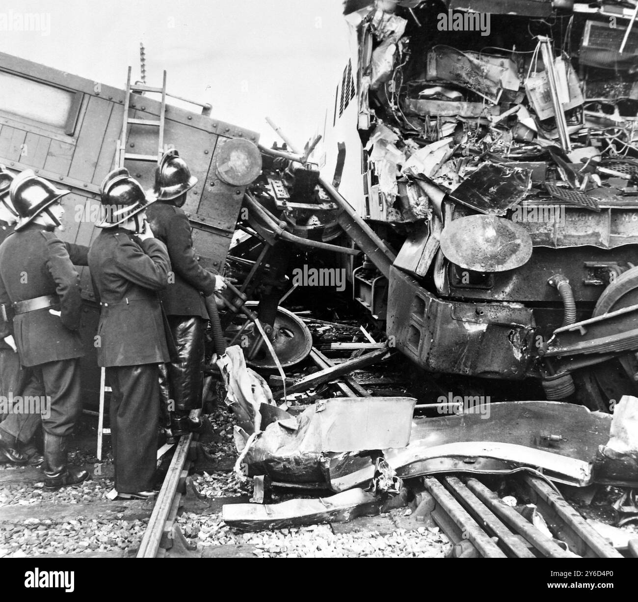 RAIL CRASHES TRAIN CARRYING LANDROVERS CRASHED FREIGHT TRAIN IN ...