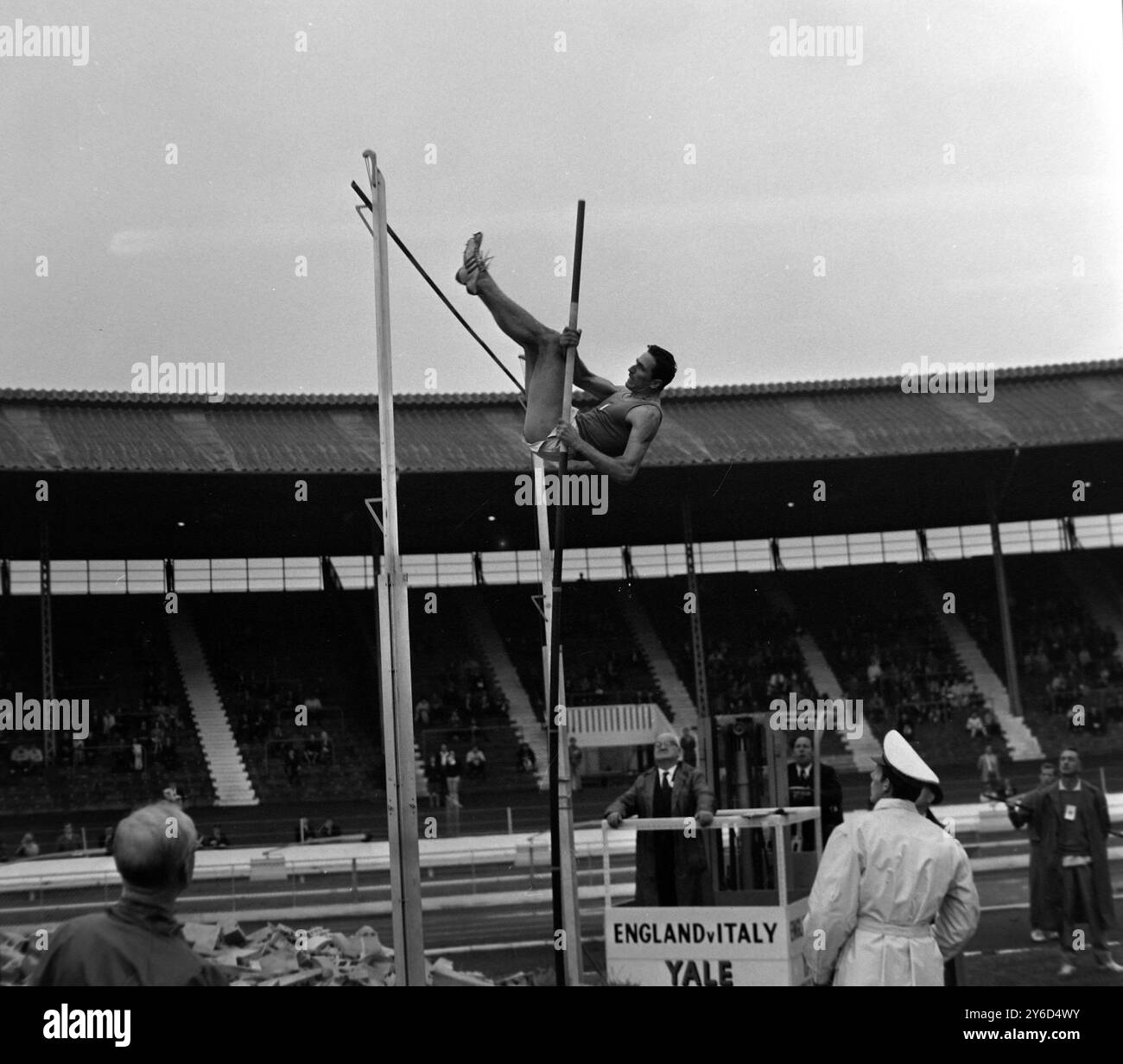 ATHLETICS SAR F ACTION IN POLE VAULT IN LONDON ; 14 AUGUST 1963 Stock ...