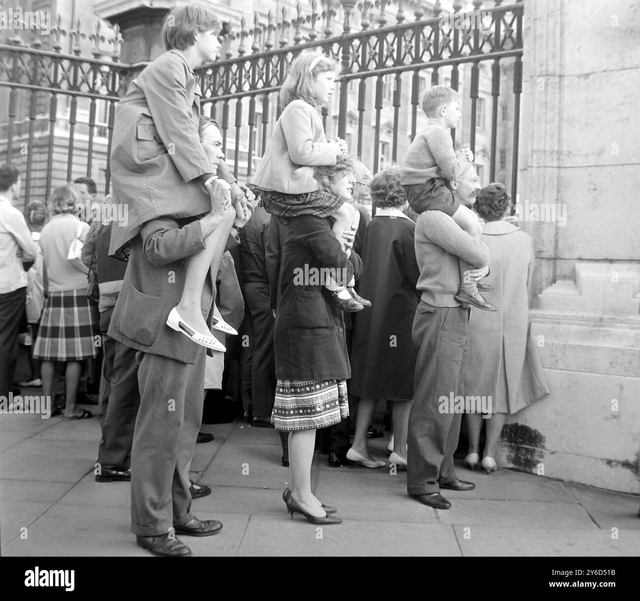 BUCKINGHAM PALACE CROWDS WATCH CHANGING OF THE GUARDS IN LONDON ; 13 ...