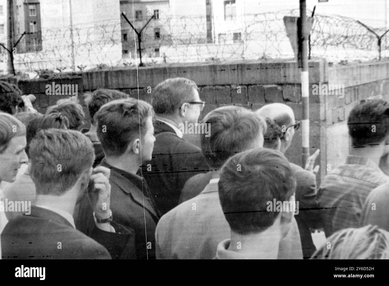 BORDER WEST BERLIN CITY OFFICIALS AT COMMUNIST WALL BERLIN ; 13 AUGUST ...