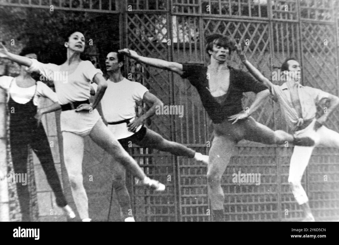 BALLET DANCER MARGOT FONTEYN WITH RUDOLPH NUREYEV REHEARSE FOR GALA IN ...