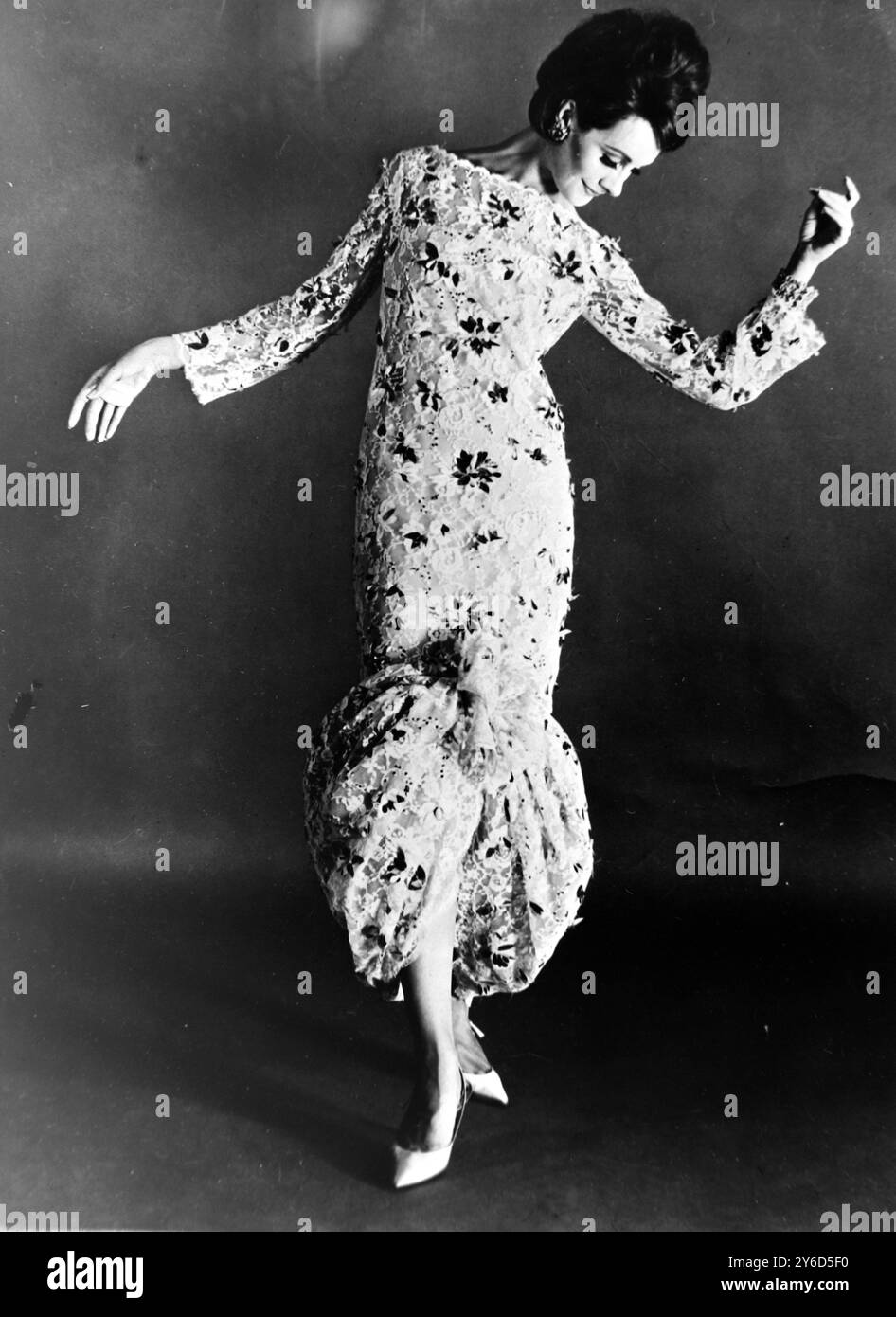 FASHION DIOR FULL LENGTH EVENING DRESS ; 7 AUGUST 1963 Stock Photo - Alamy