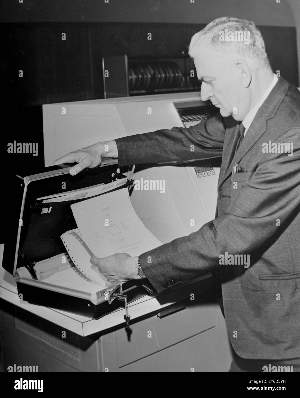 JOHN GERBER LOOKS AT HONEYWELL 800 COMPUTER IN LOS ANGELES / ; 2 AUGUST ...