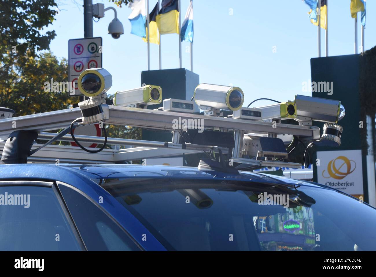 TUM Roboter Auto Muenchen 26.09.24 Theresienwiesn vor Haupteingang -St ...