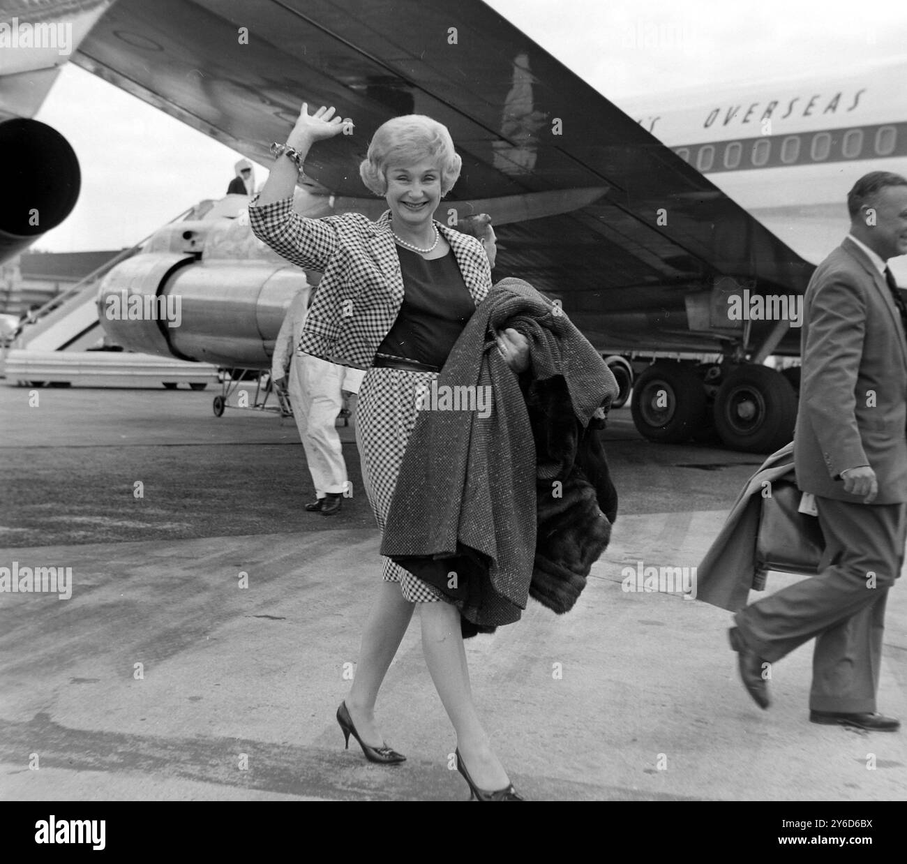 GOOGIE WITHERS AT LONDON AIRPORT / ; 26 JULY 1963 Stock Photo - Alamy