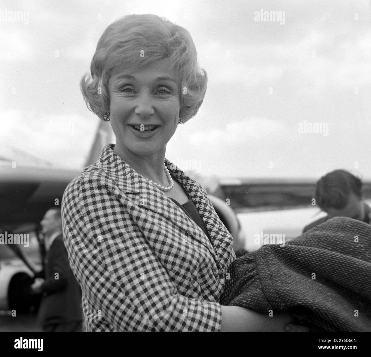 GOOGIE WITHERS AT LONDON AIRPORT / ; 26 JULY 1963 Stock Photo - Alamy