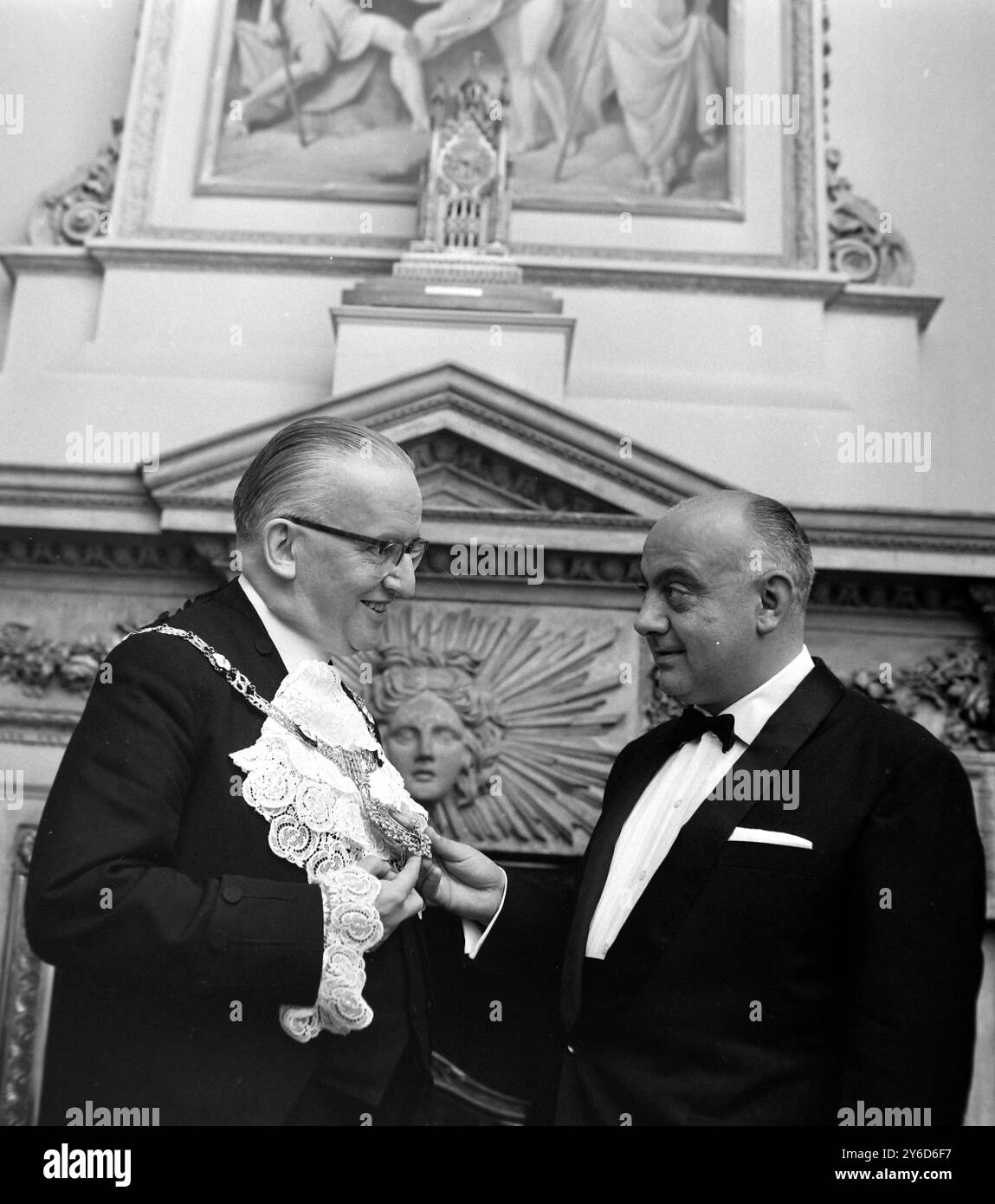 THE LORD MAYOR OF LONDON RALPH PERRING WITH PROFESSOR GLAUCO DELLA ...