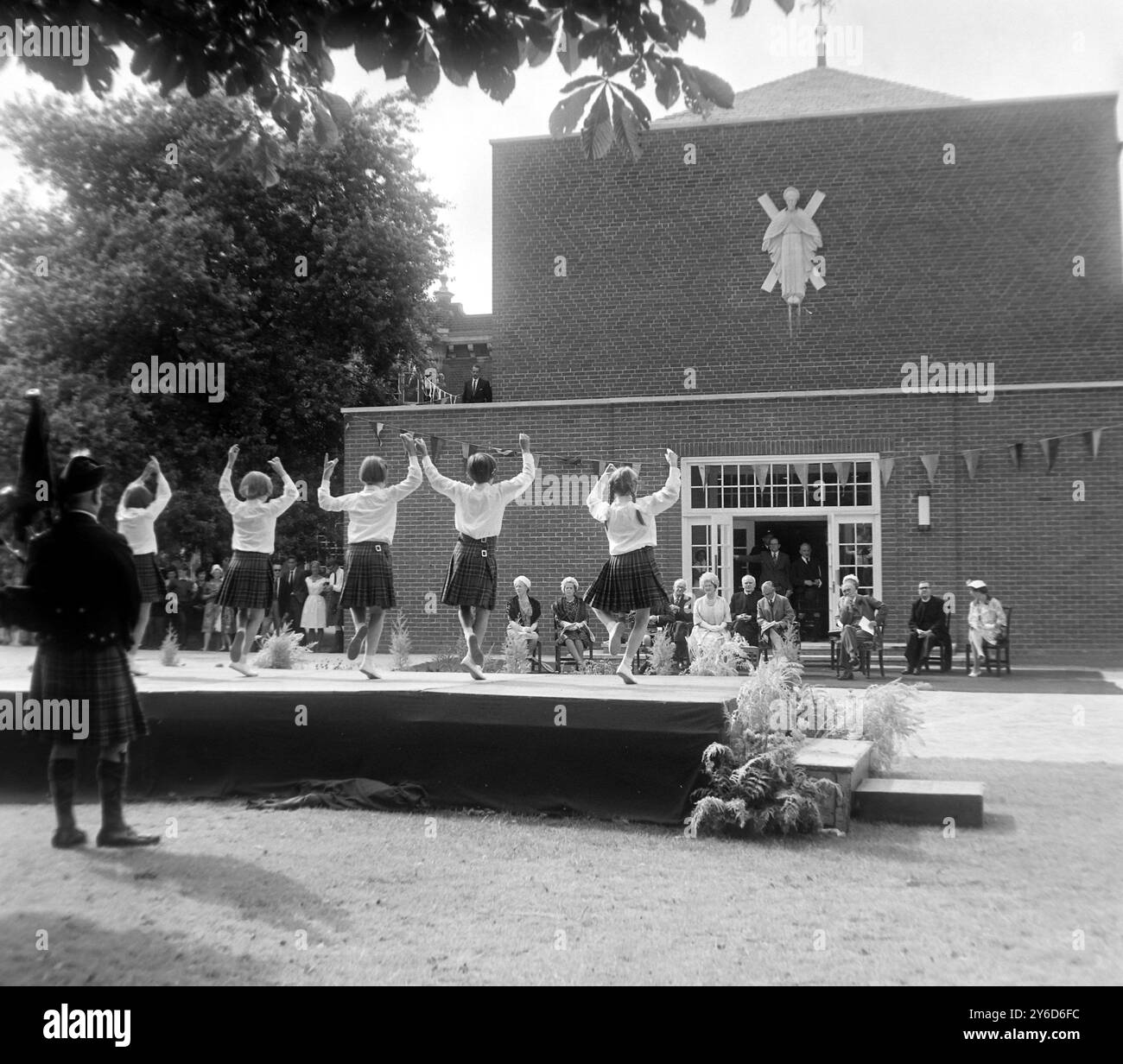 Queen elizabeth children 1963 hi-res stock photography and images - Alamy