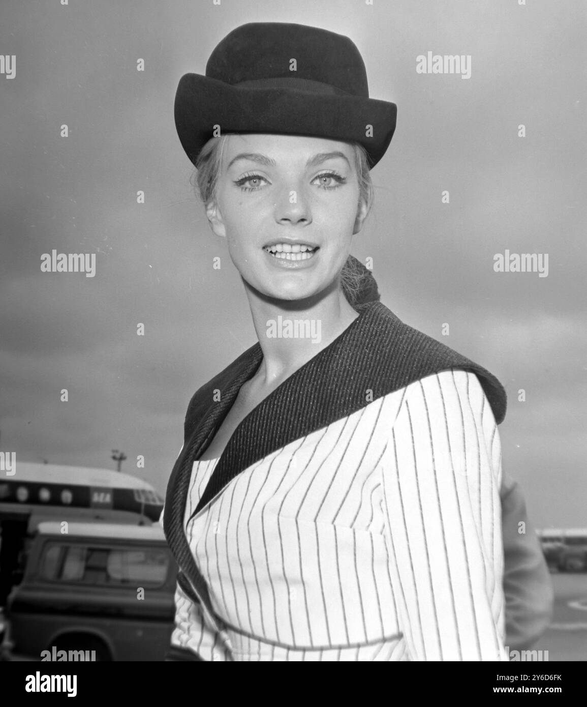 MARIA PERSCHY AT LONDON AIRPORT / ; 24 JULY 1963 Stock Photo - Alamy