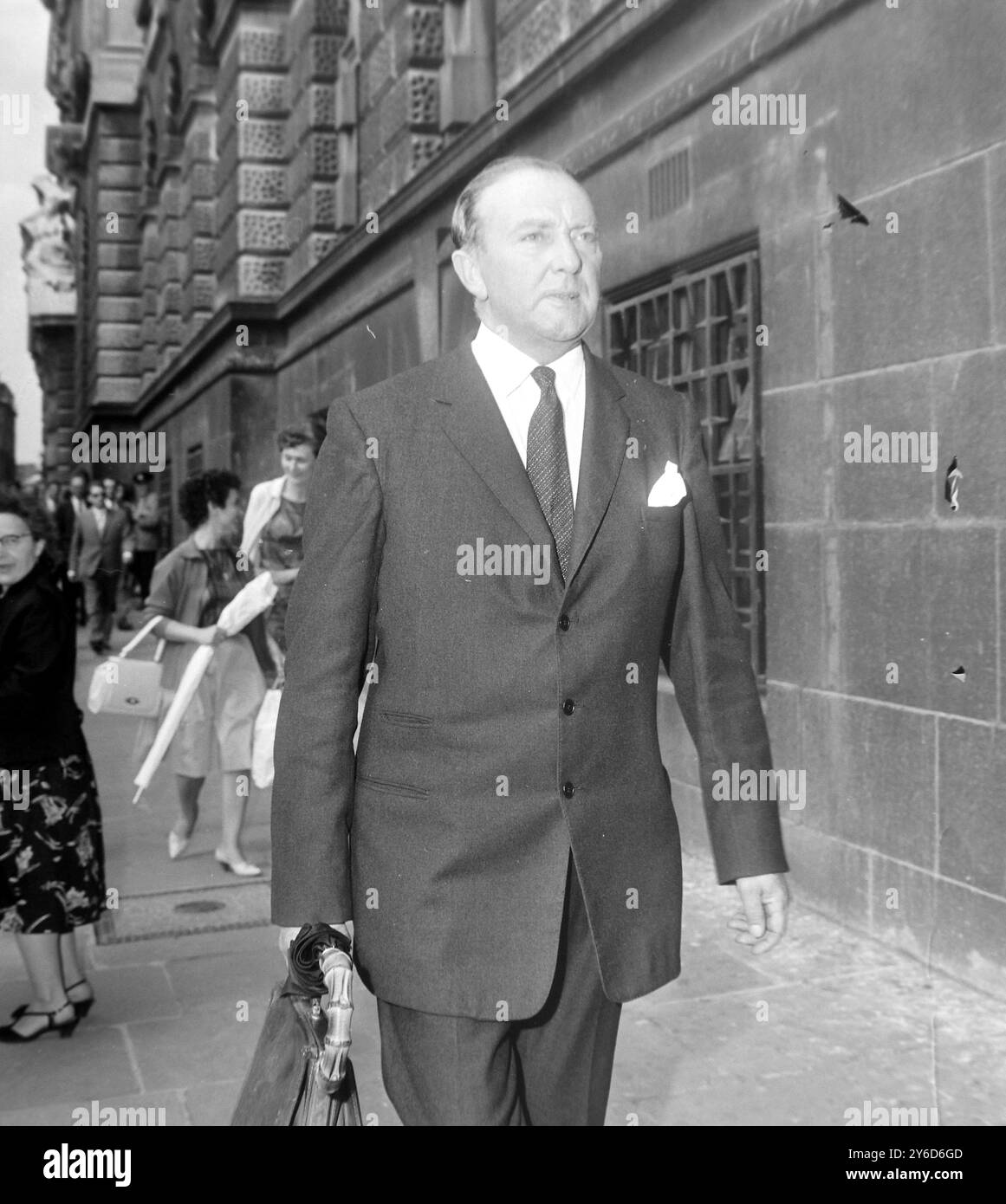 LAW & ORDER JAMES BURGE ARRIVES AT WARDS TRIAL IN LONDON ; 25 JULY 1963 ...